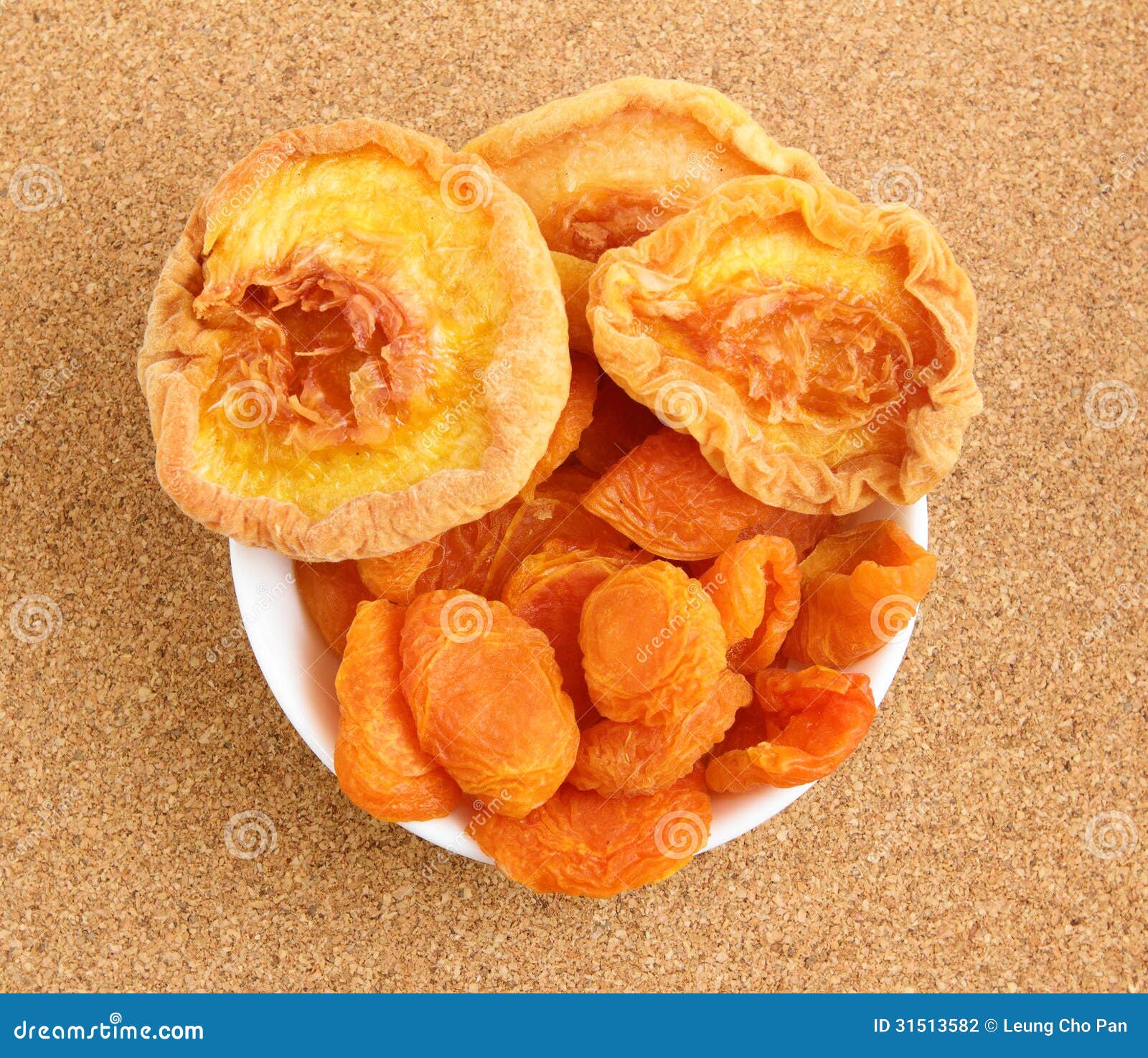 Albicocche secche e pesche fotografia stock. Immagine di legno - 31513582