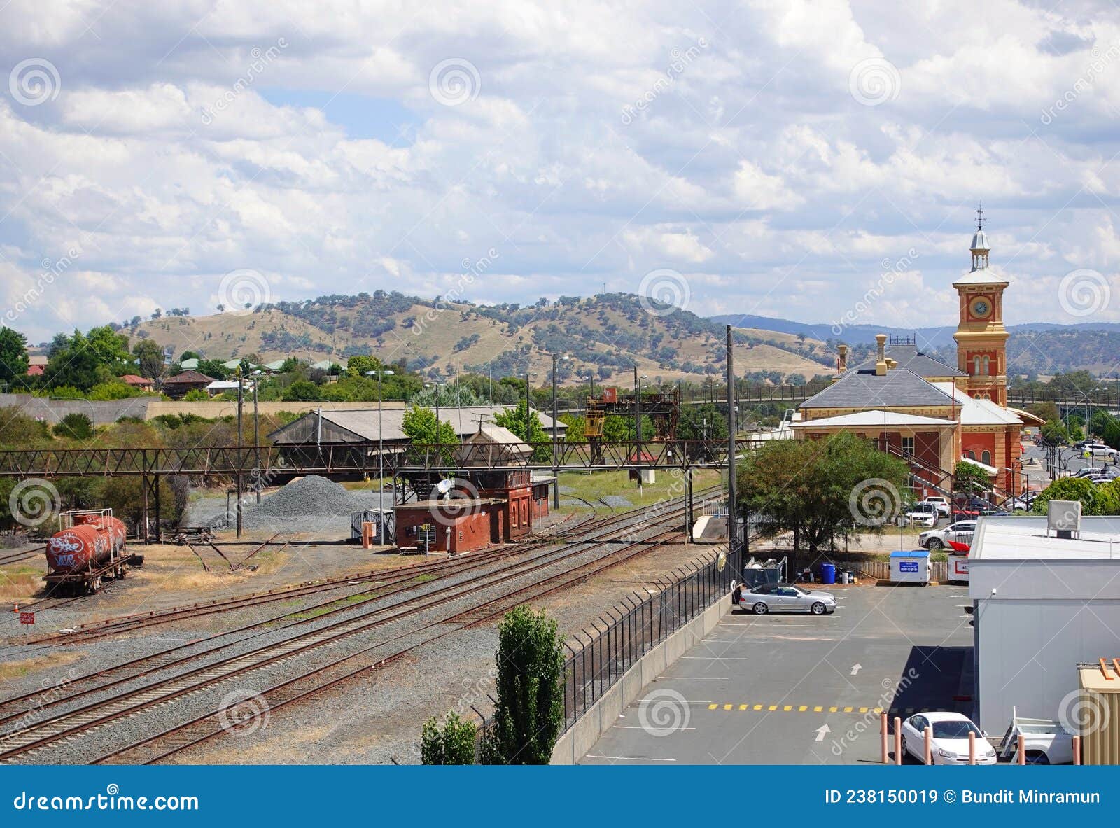 The Albury Railway Station With Intercity Train In The Platform ... The Albury Railway Station With Intercity Train In The Platform ...