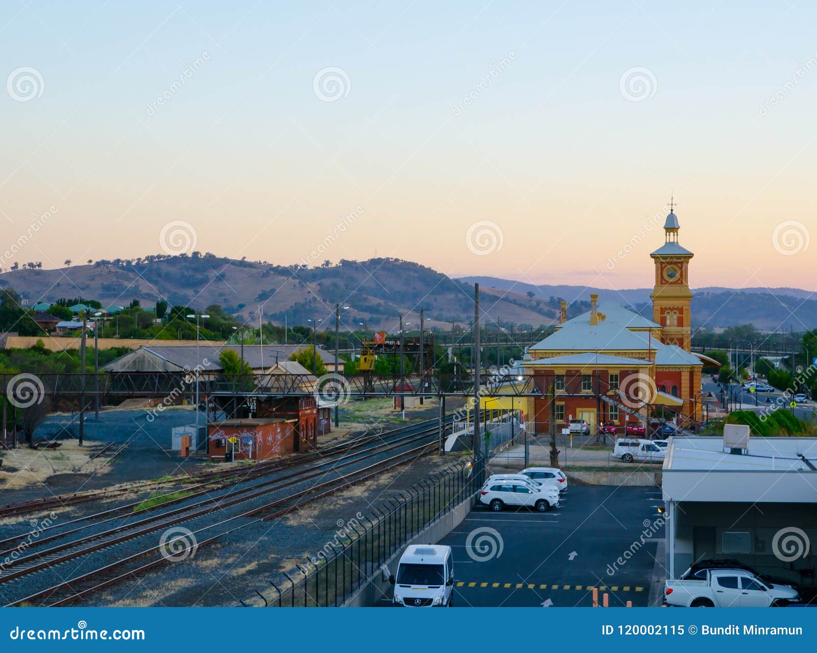 The Albury Railway Station With Intercity Train In The Platform ... The Albury Railway Station With Intercity Train In The Platform ...