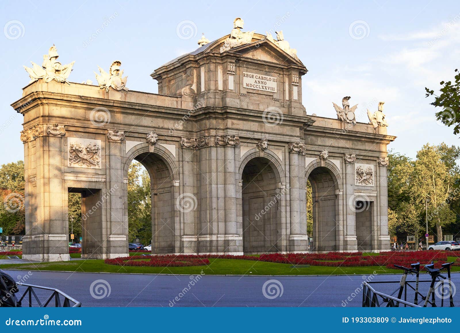 Alcala Gate editorial stock image. Image of road, cityscape - 193303809