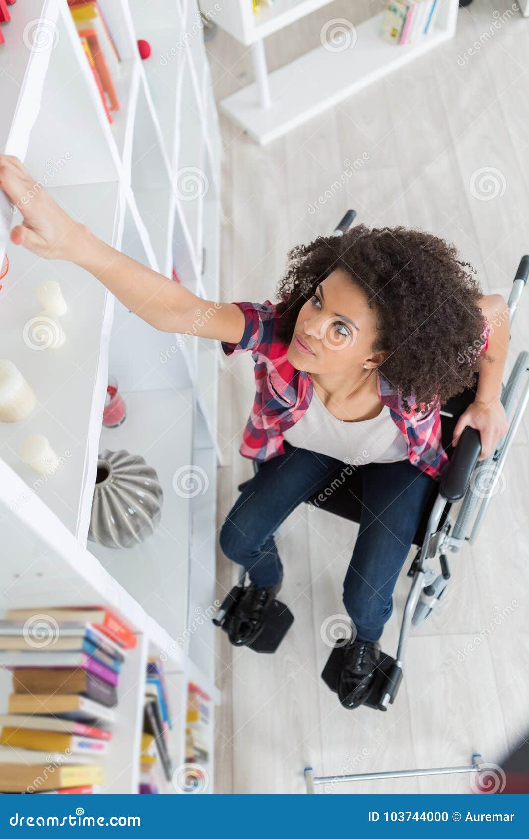 Alcanzar algo de estante foto de archivo. Imagen de inhabilidad - 103744000