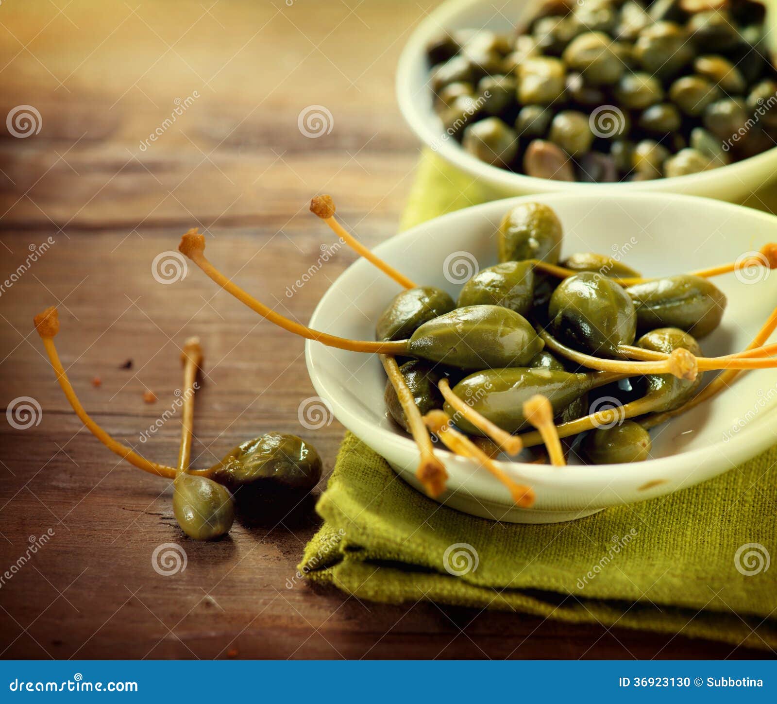 Alcaparras En La Tabla De Madera Foto de archivo - Imagen de aperitivos ...