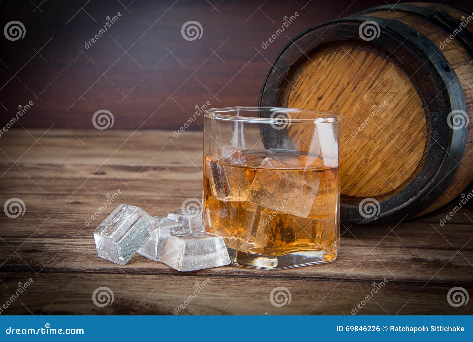 Alcohol en grande foto de archivo. Imagen de masculino - 69846226