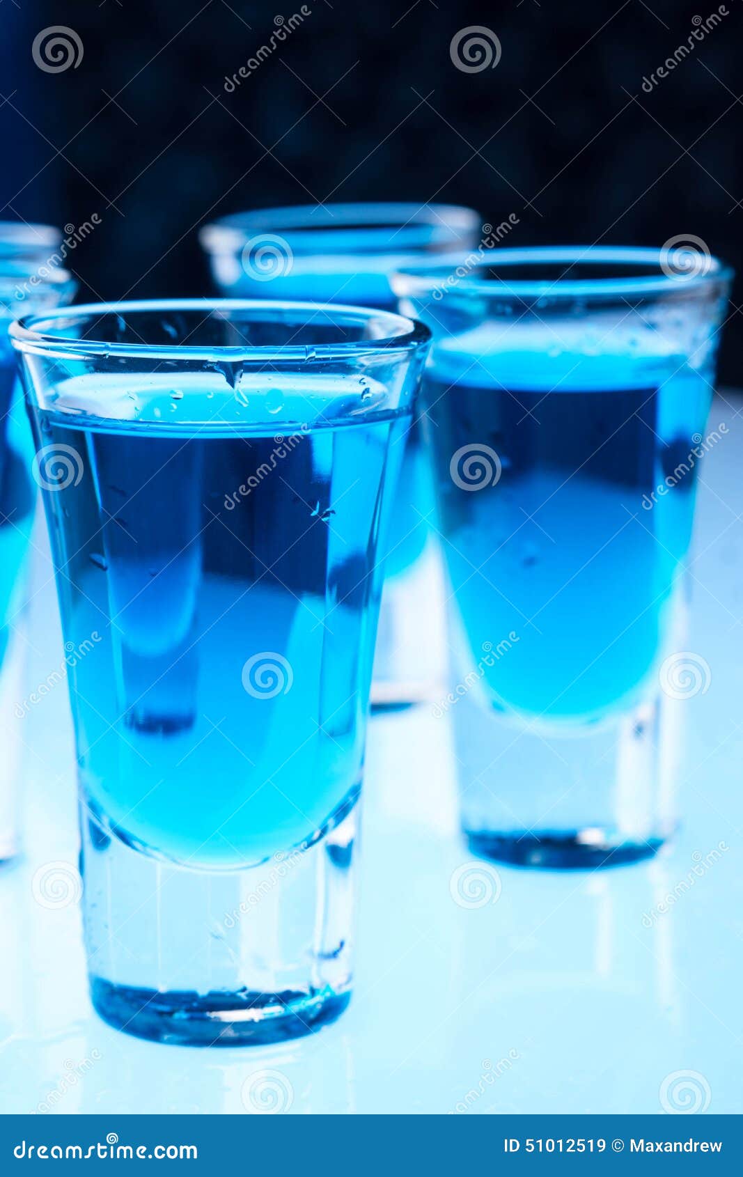 Alcohol en vasos de medida imagen de archivo. Imagen de azul - 51012519