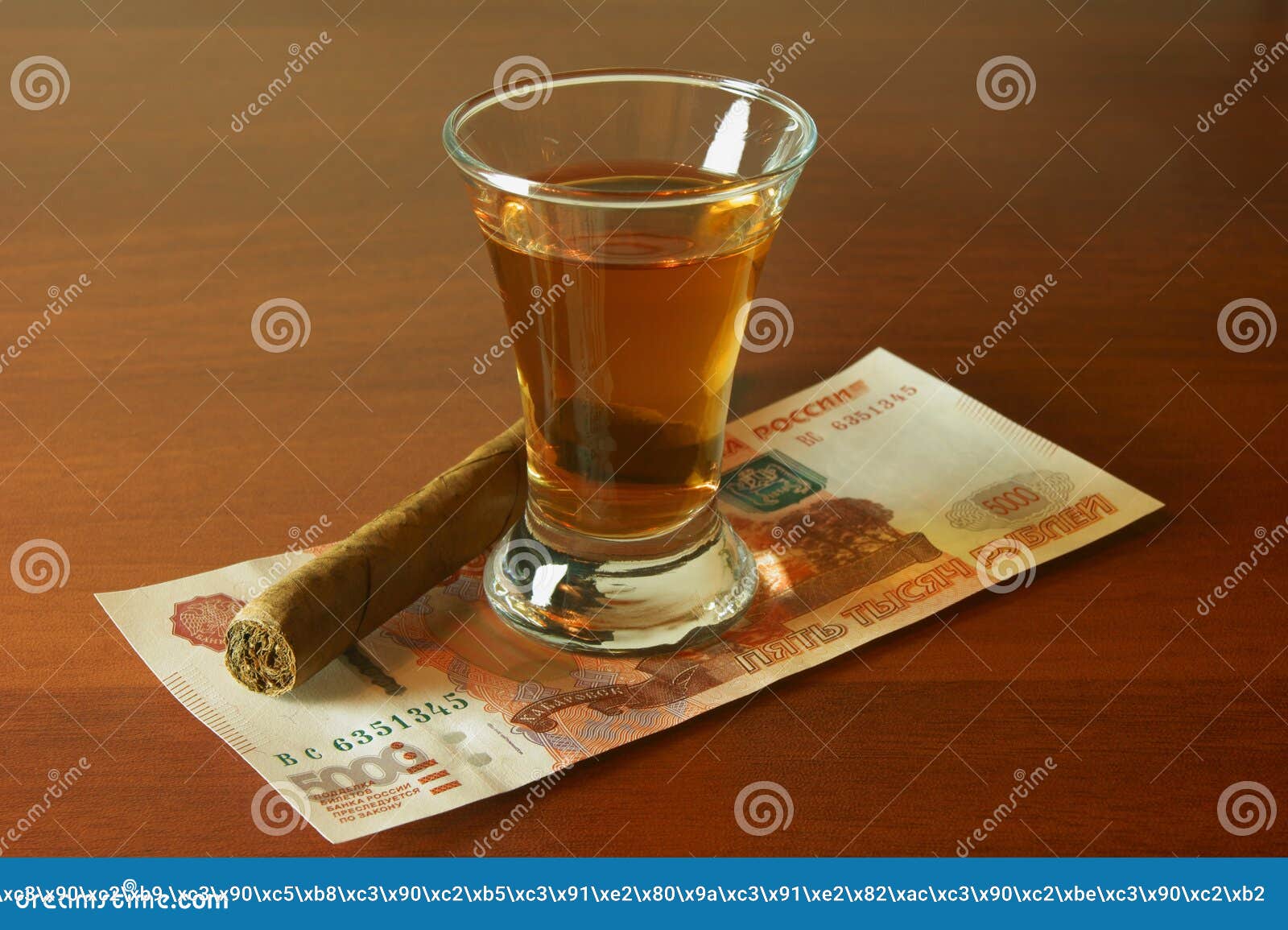 Alcohol, money and a cigar stock image. Image of glasses - 28133171