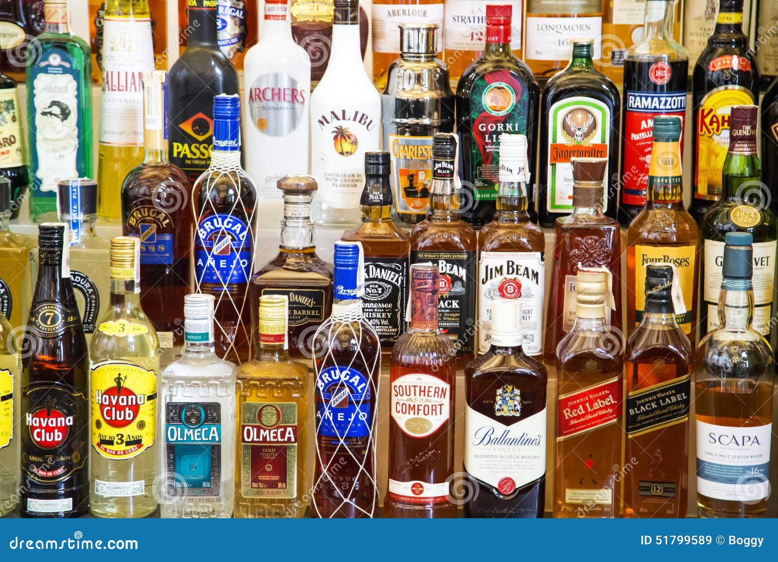 Alcoholflessen redactionele stock afbeelding. Image of divers - 51799589