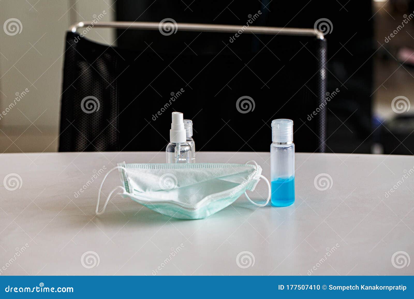 Alcoholhandengel En Chirurgisch Masker Stock Foto Image Of