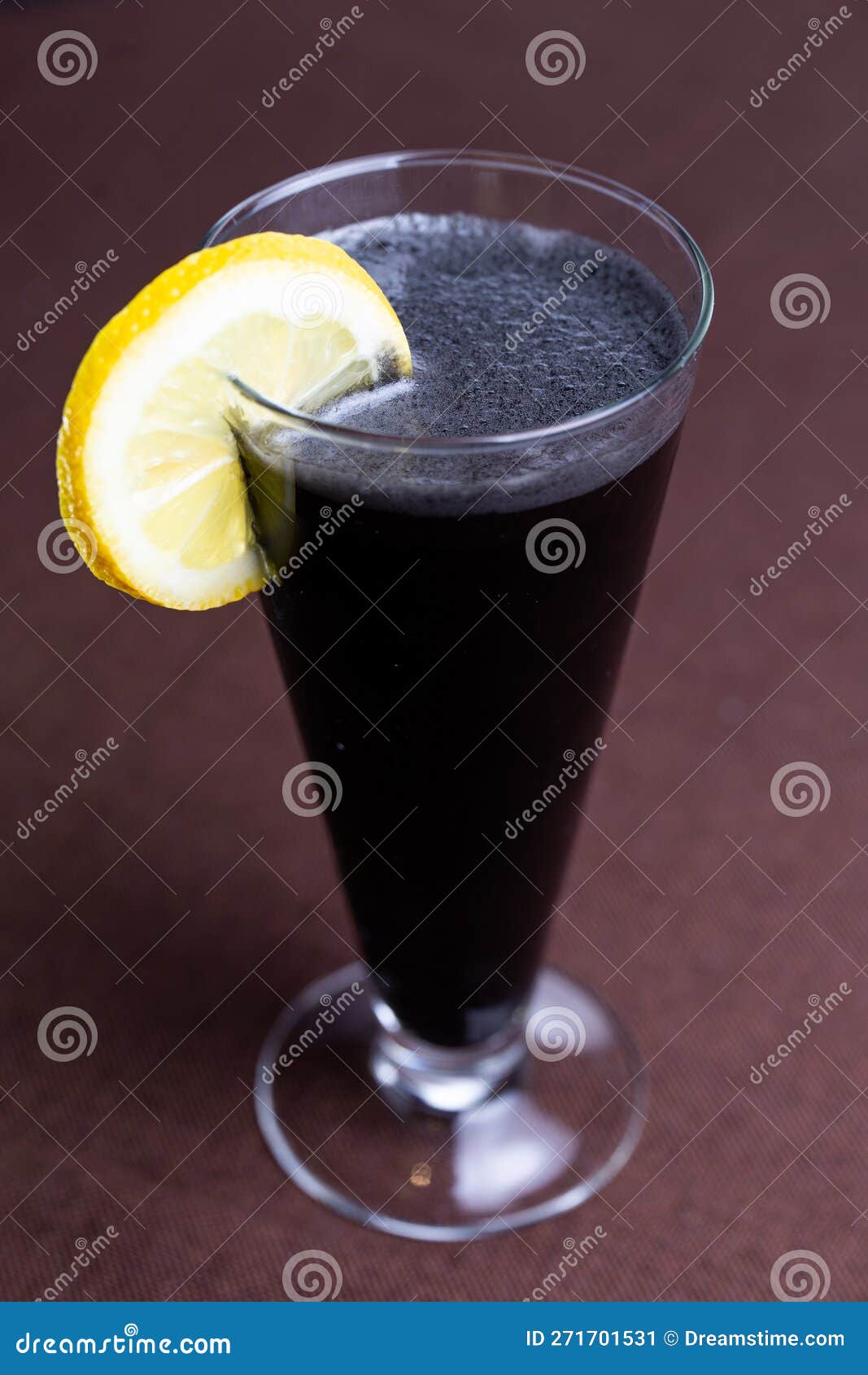 Alcoholic Drink with Coca-Cola and a Slice of Lemon in a Glass Stock ...
