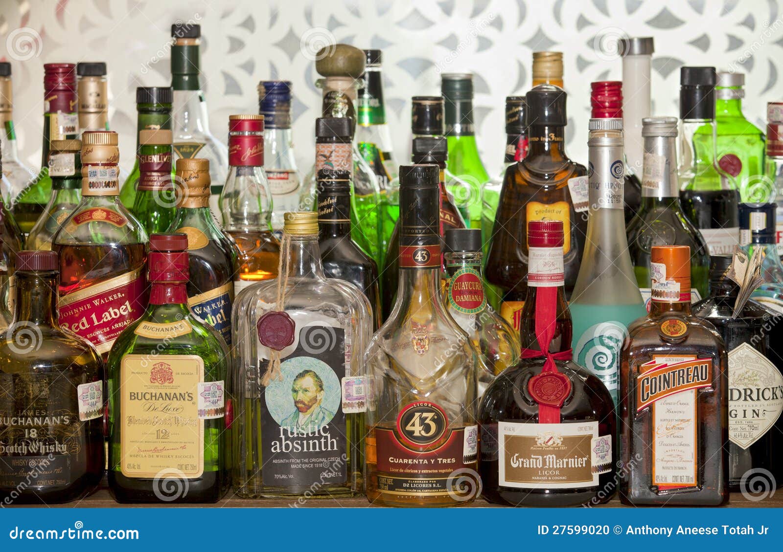 Alcoholische Drankflessen Op Een Bar Redactionele Afbeelding - Image of ...