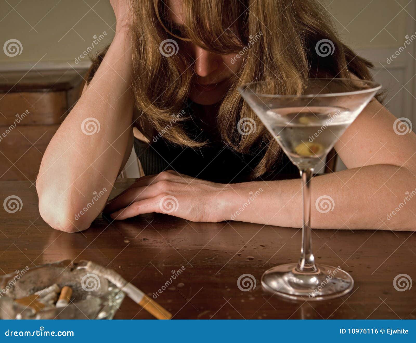 Alcoholisme stock foto. Image of risico, gevaar, sigaret - 10976116