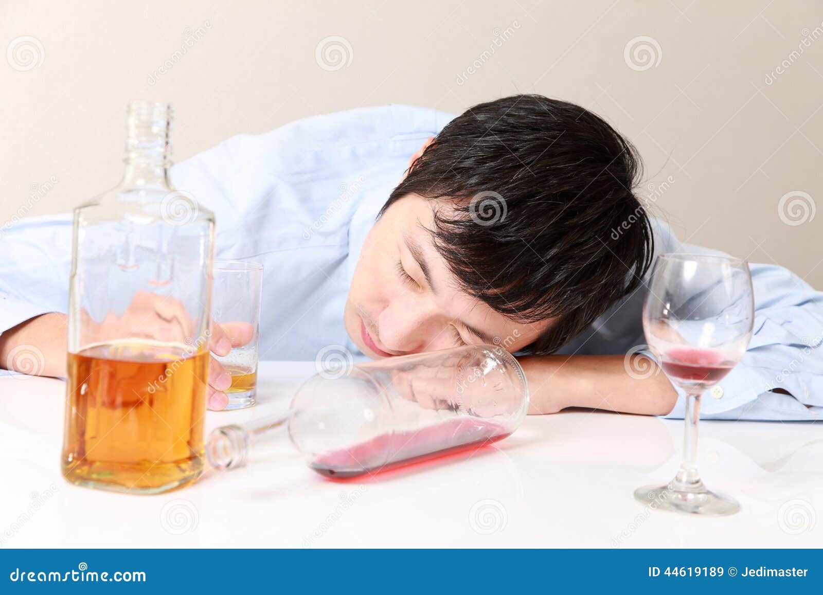 Alcoholisme stock afbeelding. Image of persoon, alcoholisme - 44619189