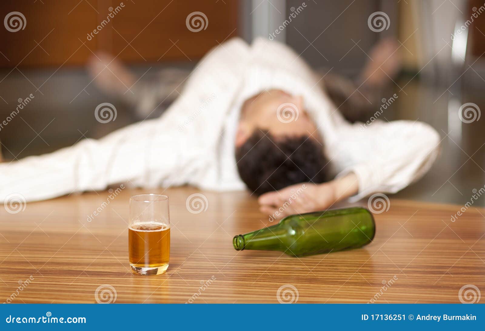 Alcoholist stock afbeelding. Image of gebiedsdeel, binnen - 17136251