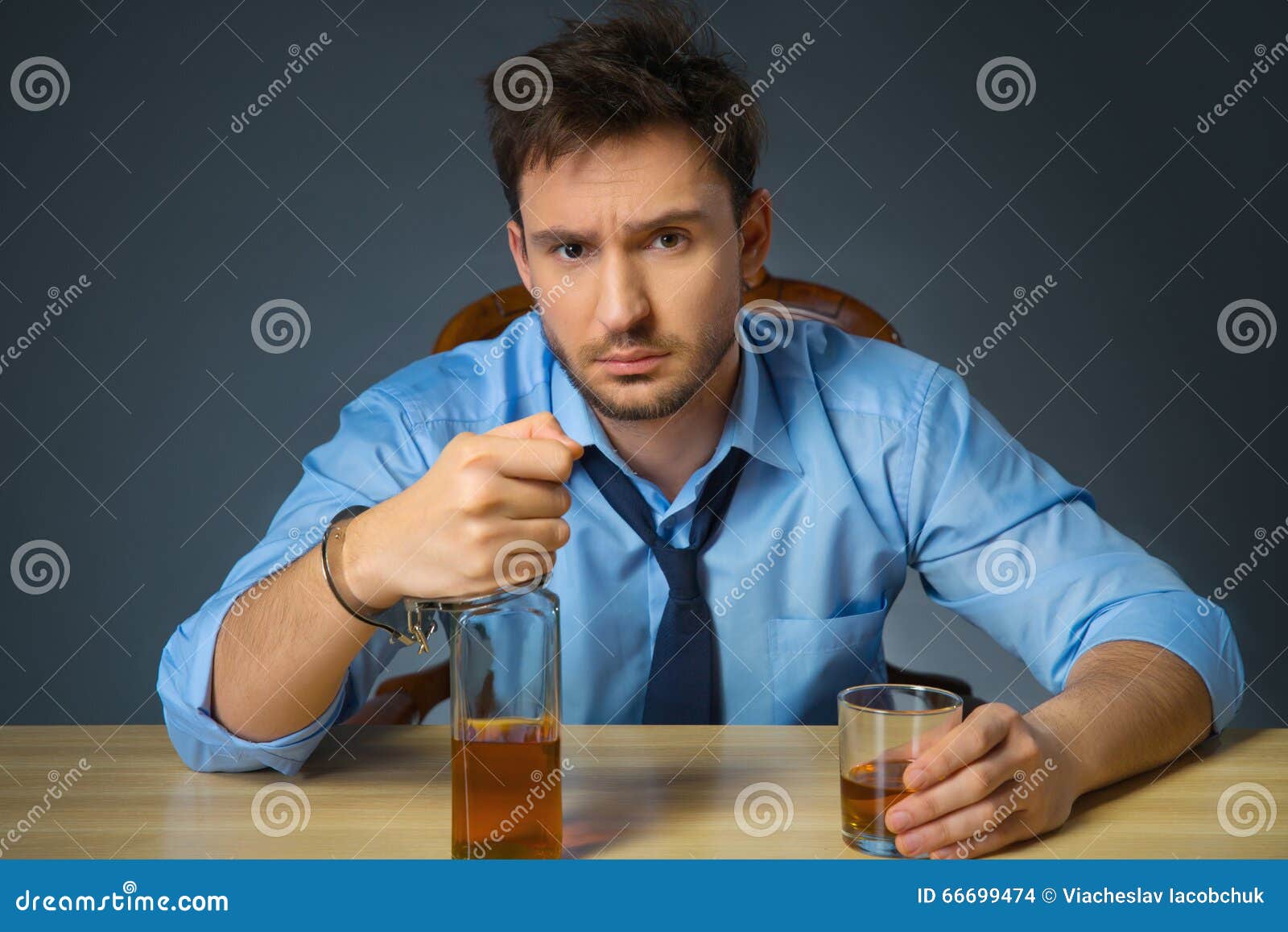 Alcool Bevente Dell'uomo Ubriaco Alla Tavola Fotografia Stock ...