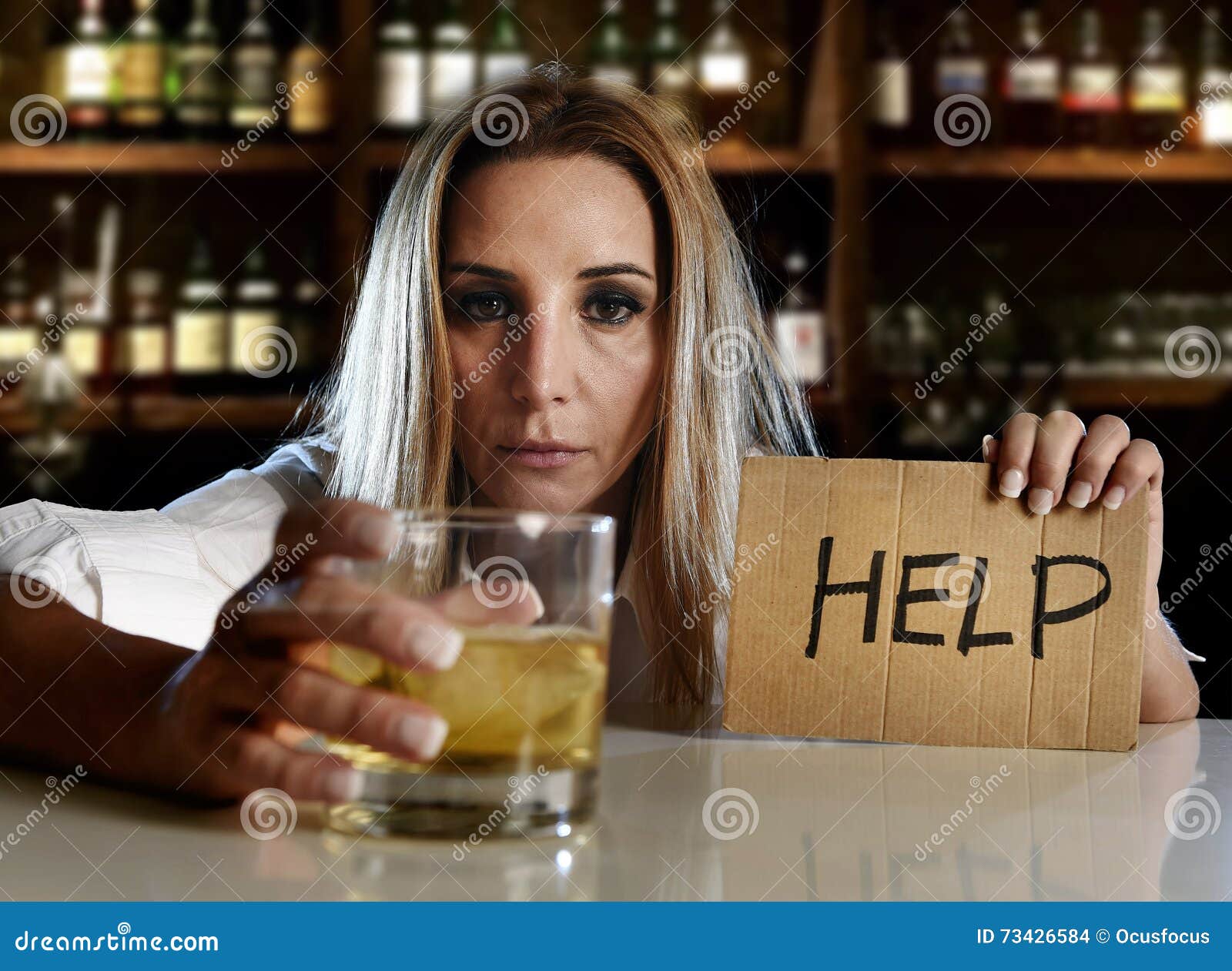 Alcool Potable De Femme Blonde Alcoolique Ivre Demandant Laide Dans La Barre Ou Le Bar Photo