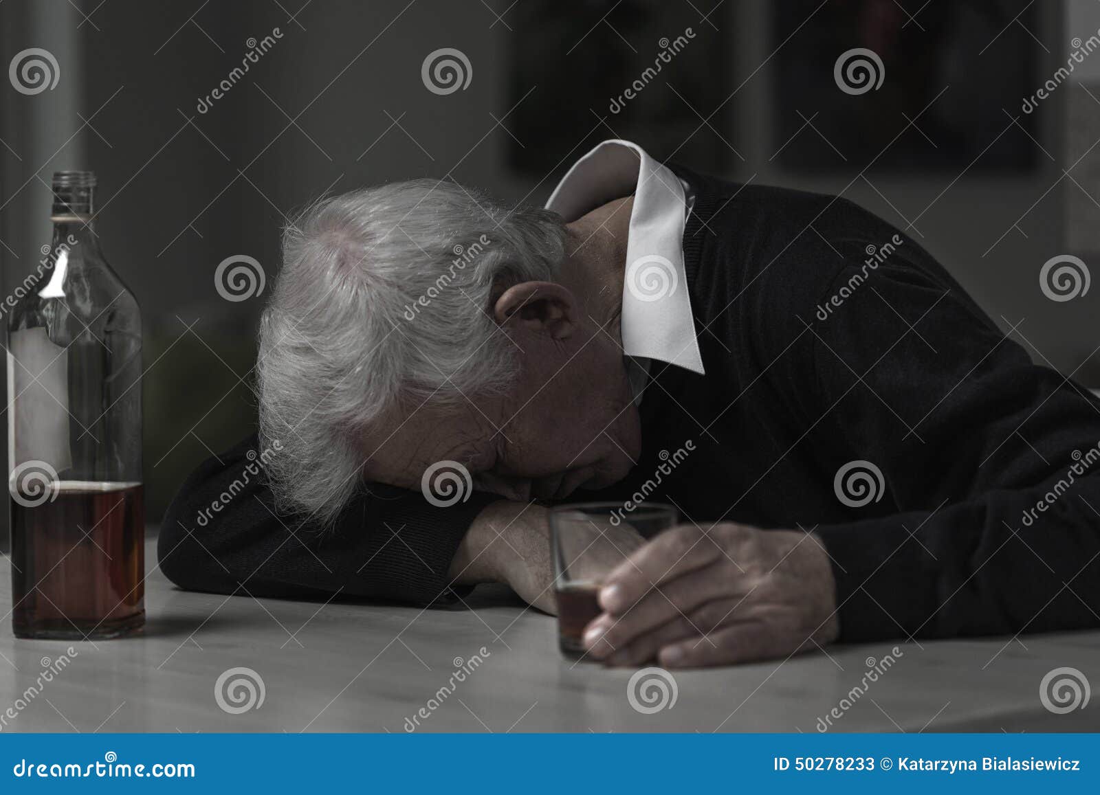 Alcoolique de vieil homme image stock. Image du divorcé - 50278233