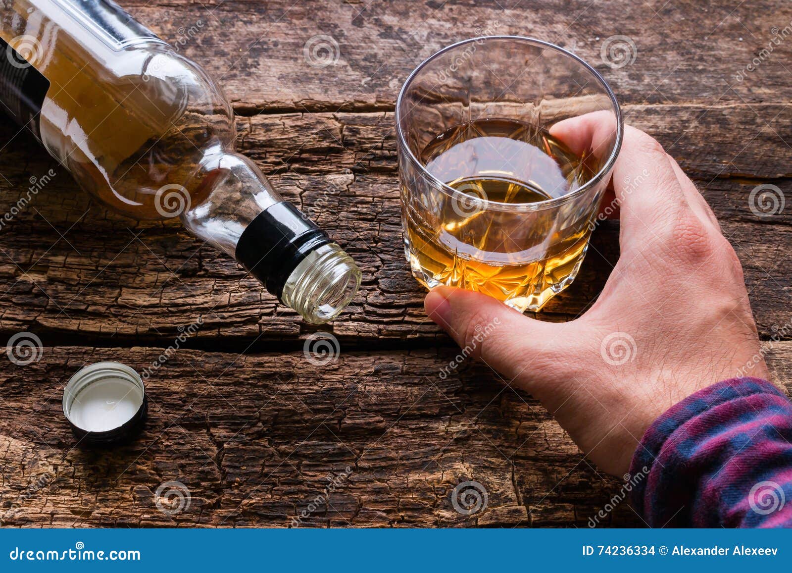Alcoolizzato Che Tiene Un Vetro Di Alcool Fotografia Stock - Immagine ...