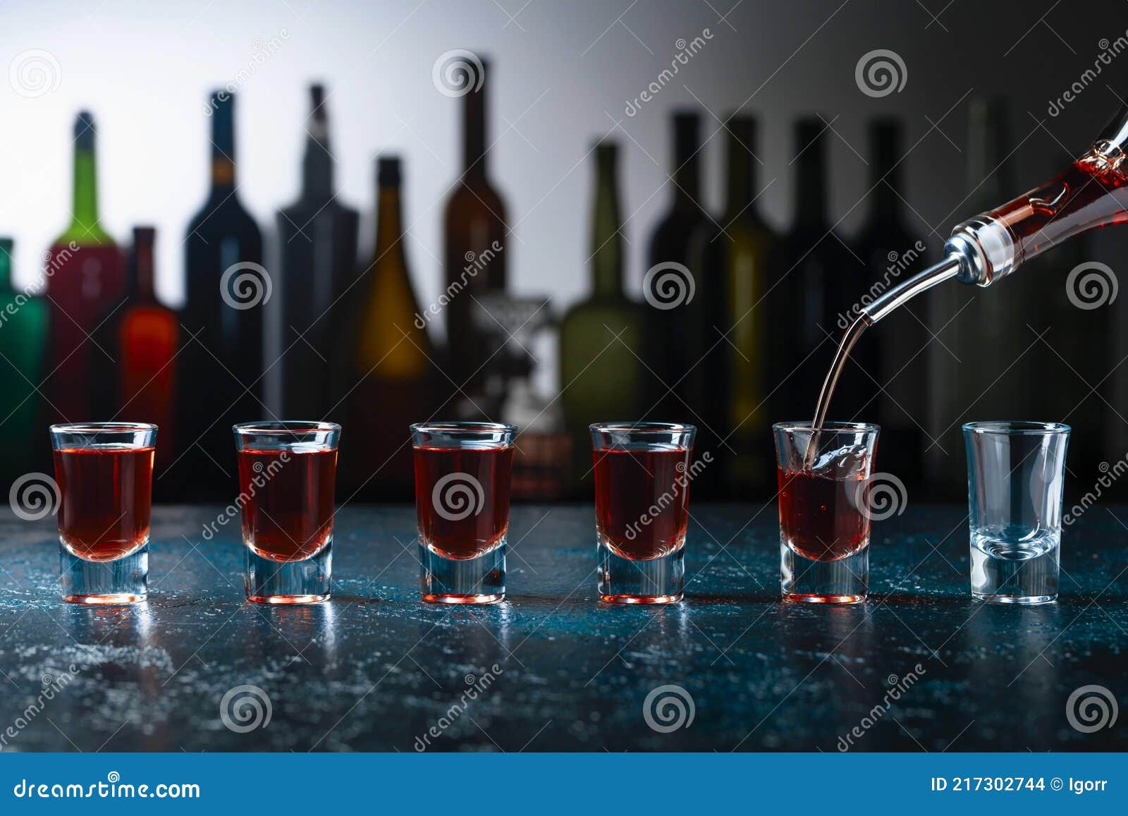 Alcools forts au bar photo stock. Image du classique - 217302744