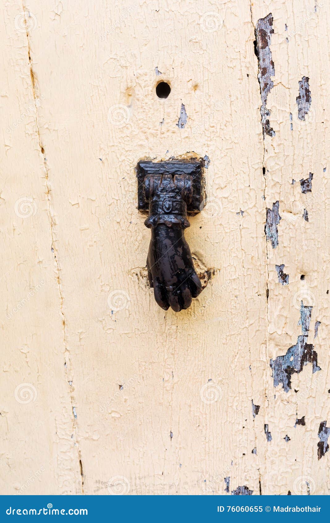 Aldaba antigua de Toscana imagen de archivo. Imagen de golpeador - 76060655