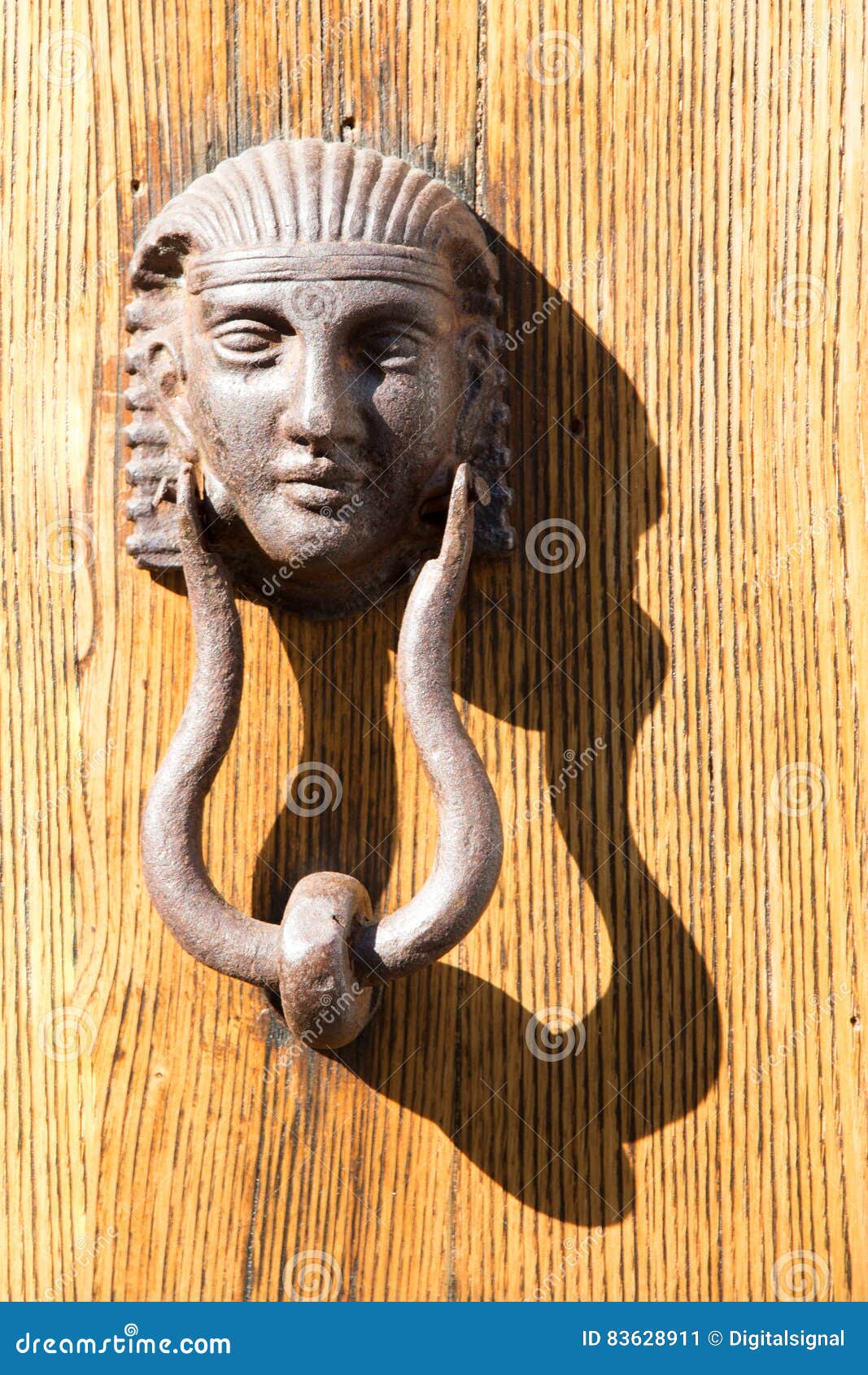 Aldaba en Toscana, Italia imagen de archivo. Imagen de puerta - 83628911