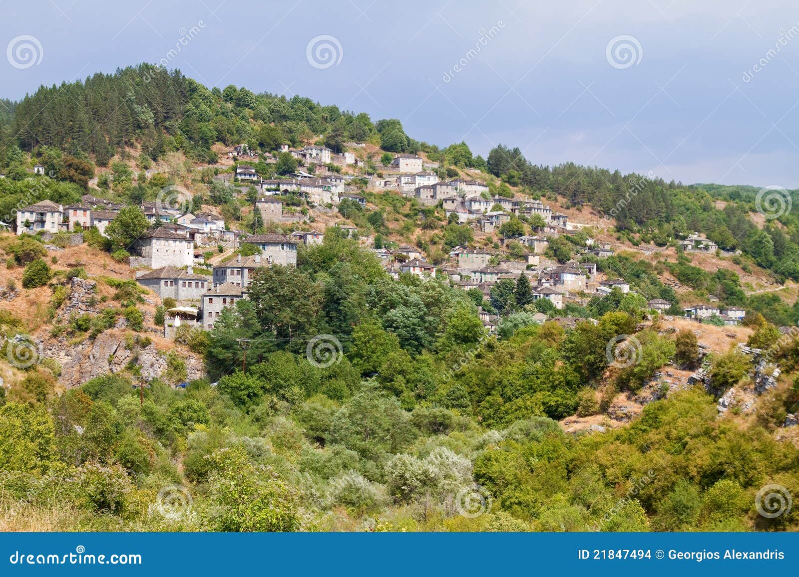 Aldea De Kipi, Zagori, Grecia Foto de archivo - Imagen de casa, colina ...
