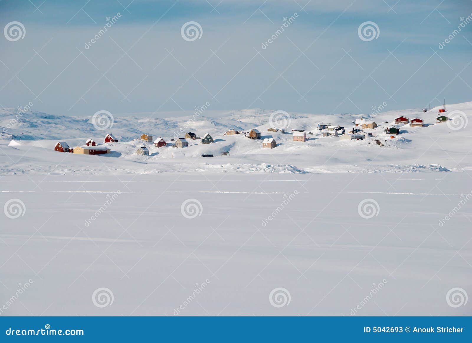 Aldea del Inuit imagen de archivo. Imagen de coloreado - 5042693