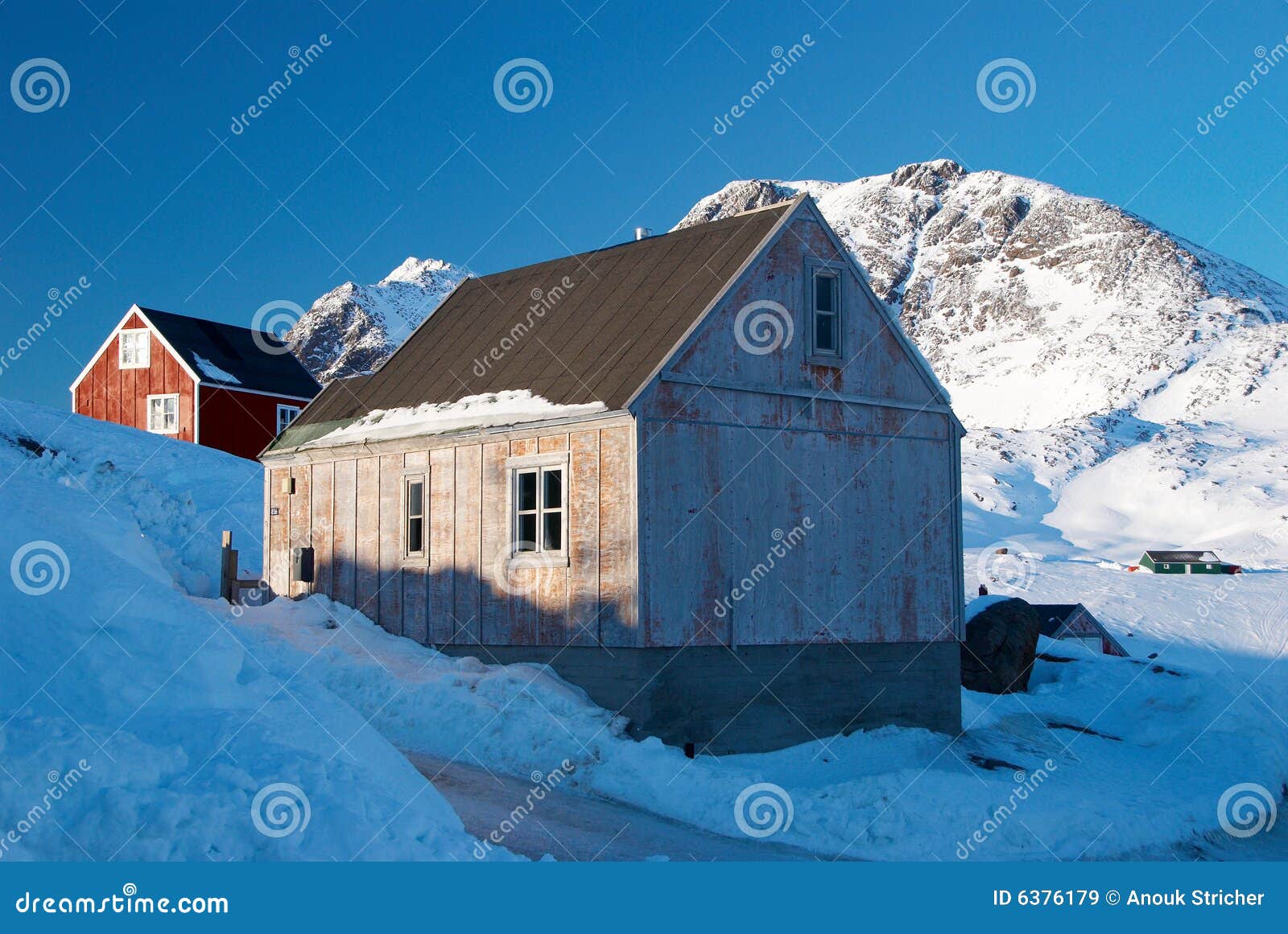 Aldea del Inuit imagen de archivo. Imagen de invierno - 6376179