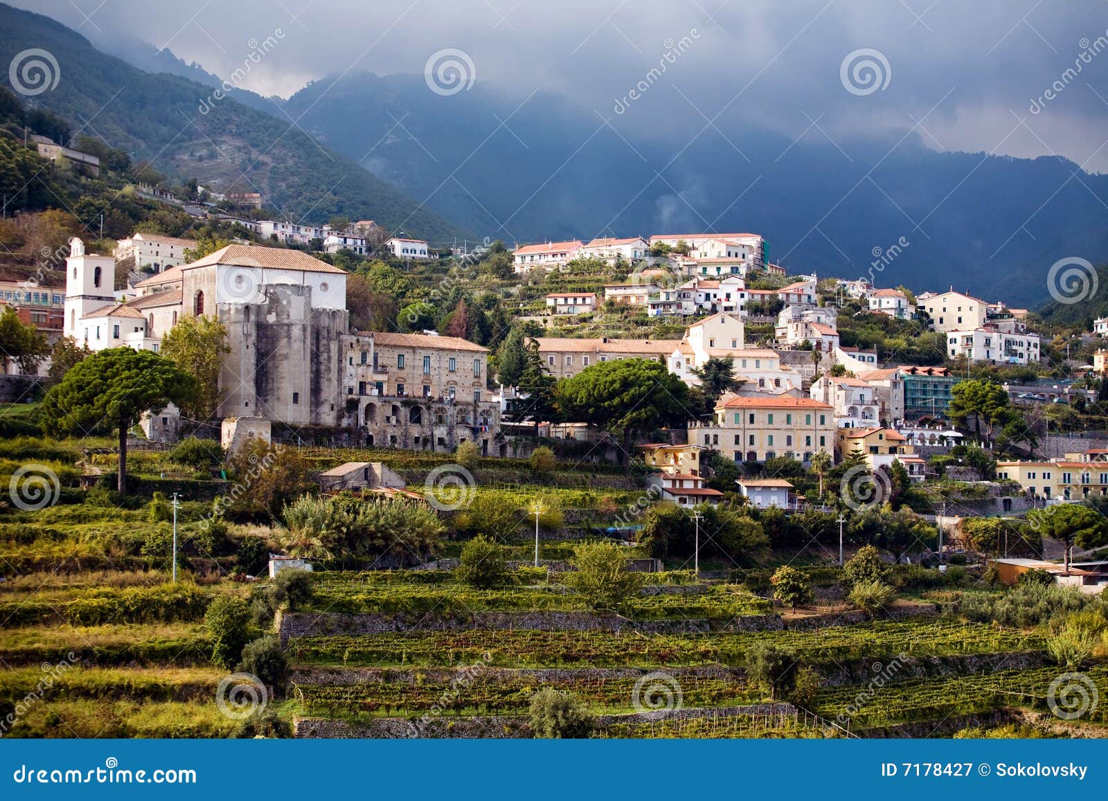 Aldea Escarpada Hermosa De Ravello Imagen de archivo - Imagen de ...