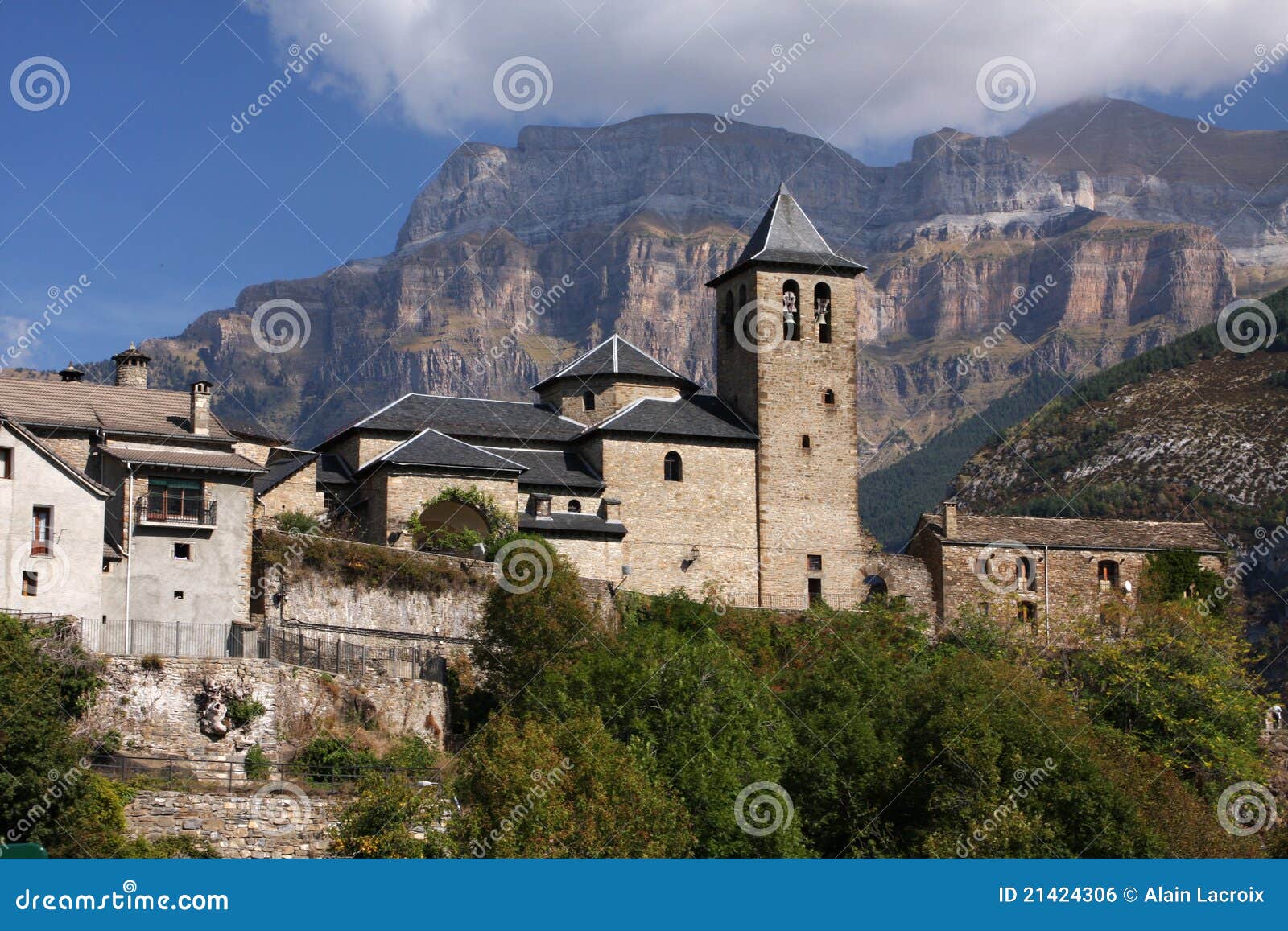 Aldea española foto de archivo. Imagen de colina, alto - 21424306