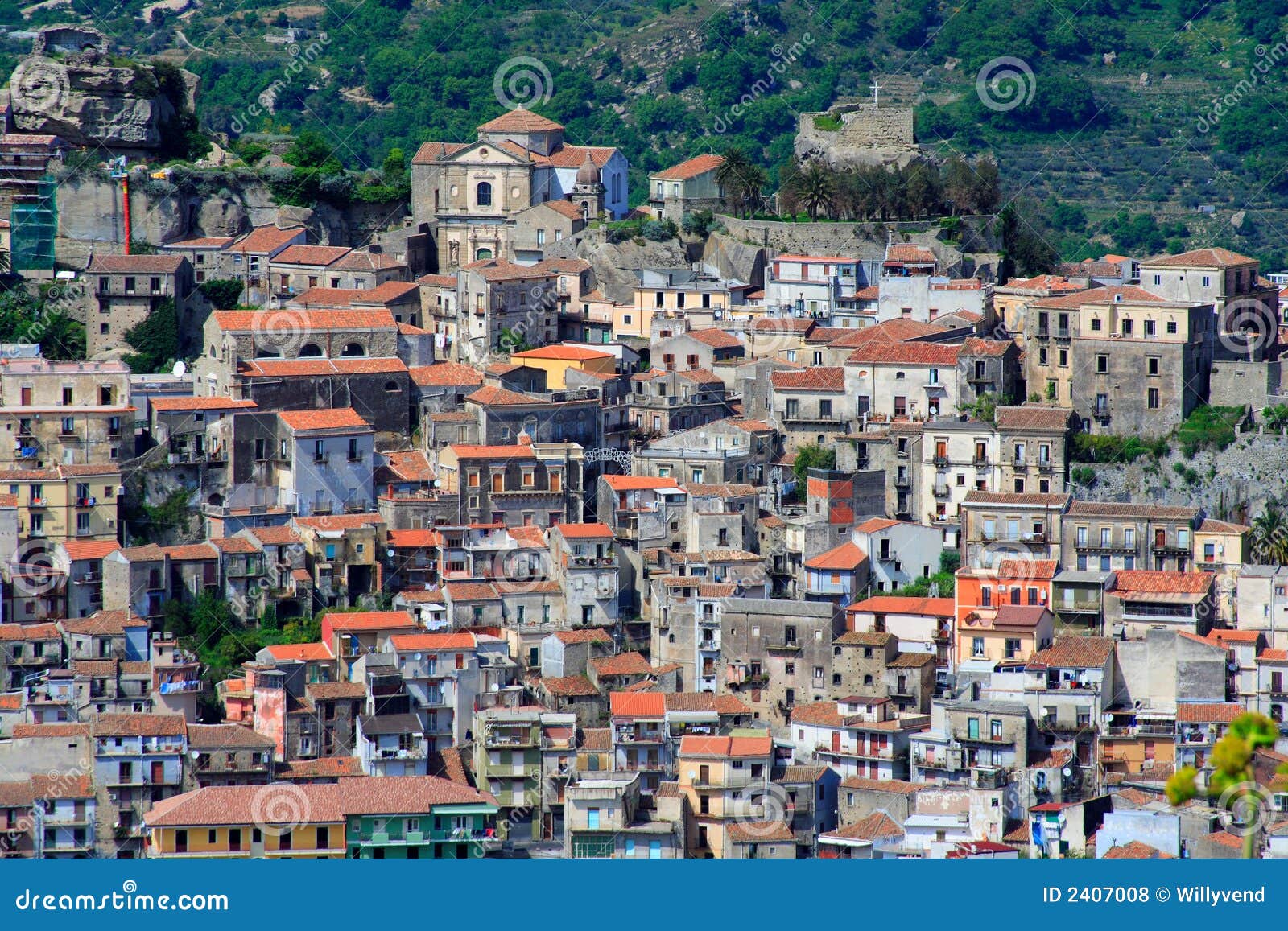Aldea italiana hermosa foto de archivo. Imagen de turismo - 2407008