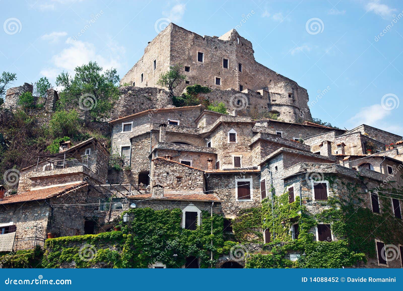 Aldea medieval foto de archivo. Imagen de cielo, italia - 14088452