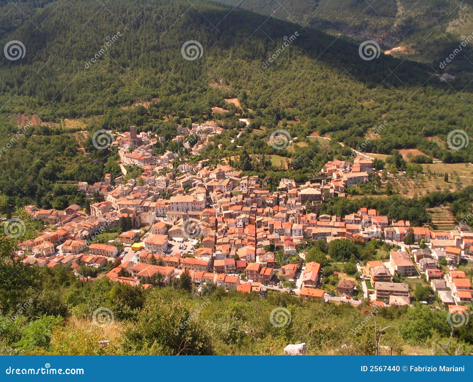 Aldea medieval en Italia foto de archivo. Imagen de castillo - 2567440