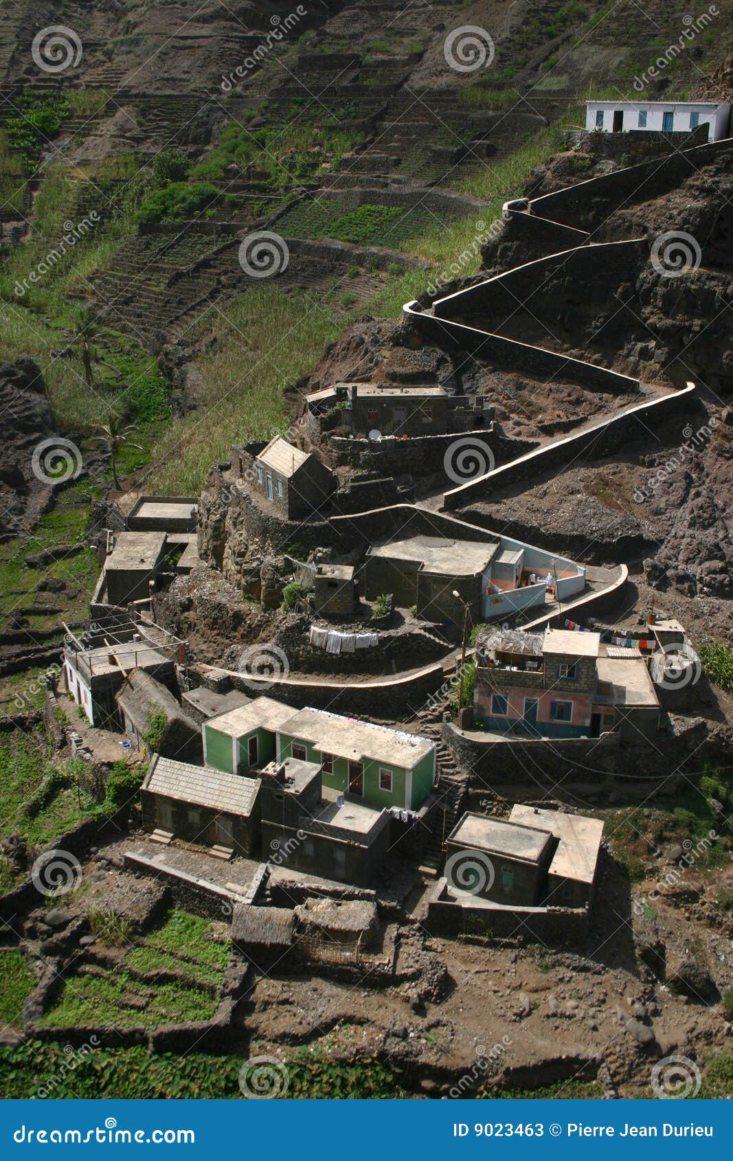 Aldea Que Sube En Las Montañas Imagen de archivo - Imagen de subida ...