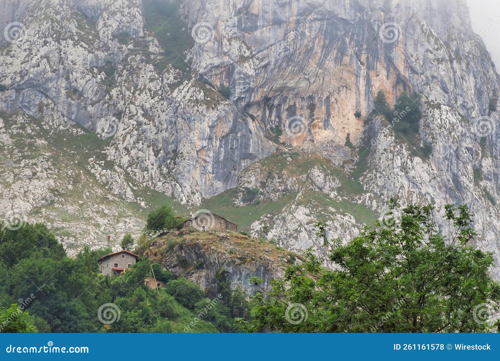 Aldeia De Bulnes Em Asturias Espanha Foto de Stock - Imagem de ...