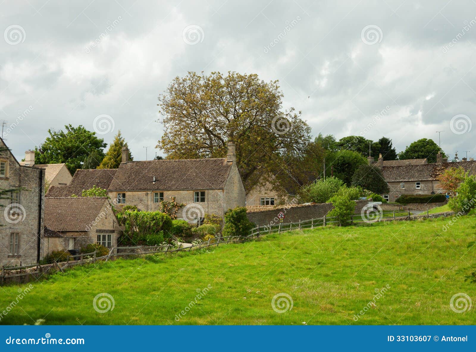 Aldsworth imagen de archivo. Imagen de hierba, antigüedad - 33103607