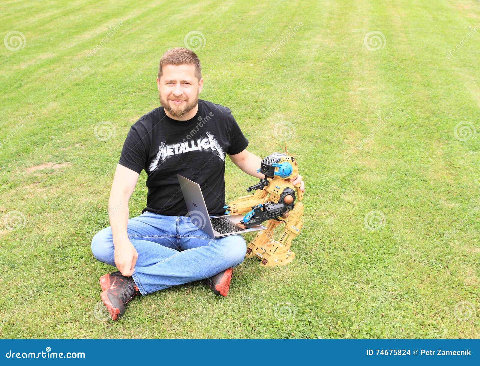 Ales Michl en hierba imagen de archivo editorial. Imagen de sentada ...