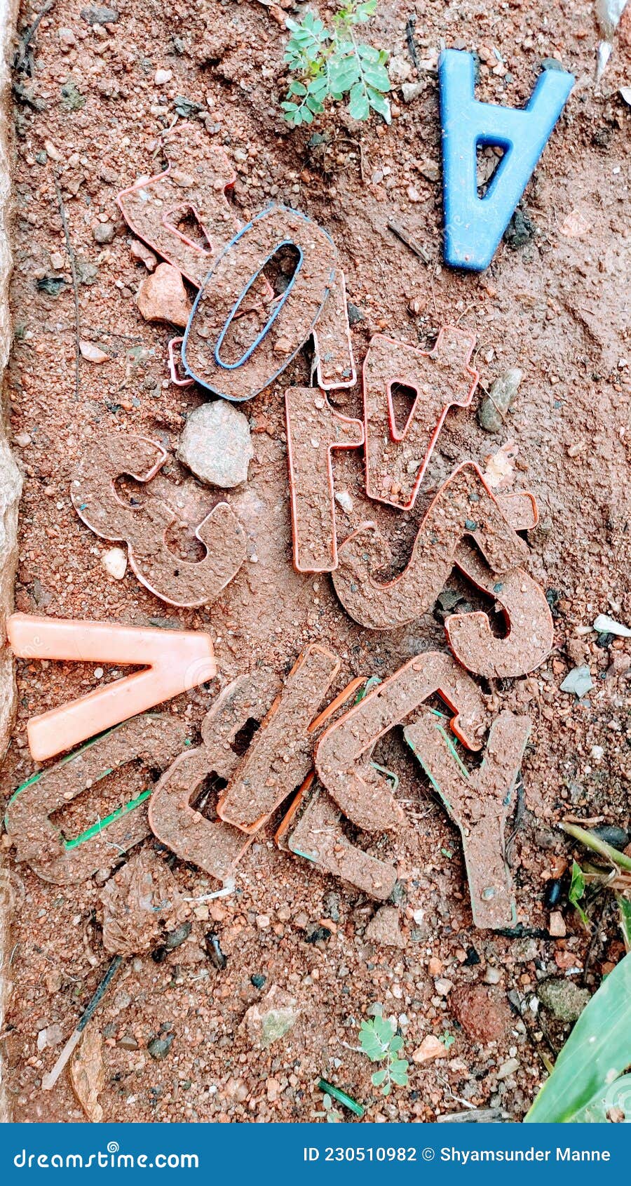 Alfabetos com sujidade foto de stock. Imagem de folha - 230510982