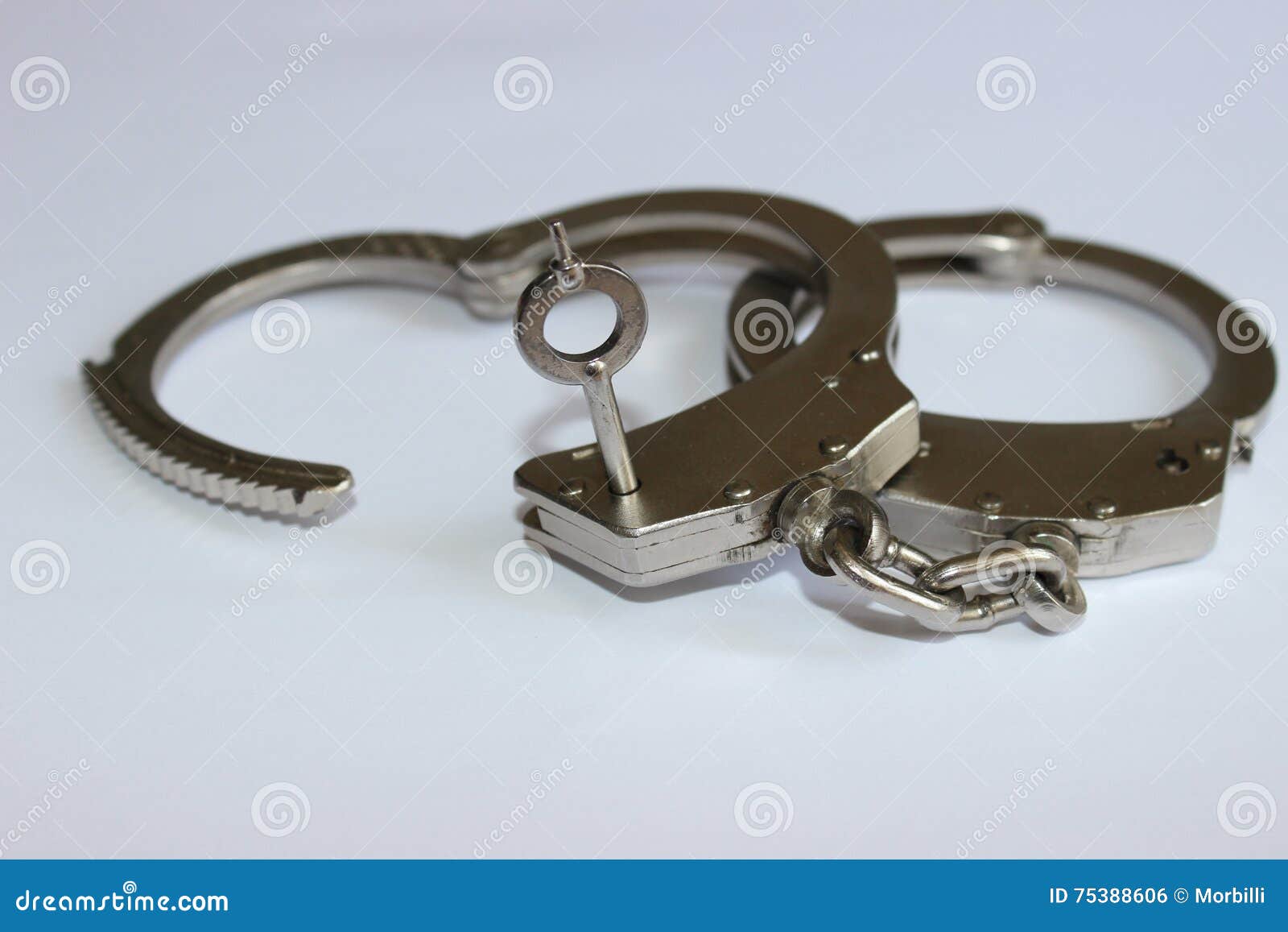 Algemas com chave foto de stock. Imagem de algemas, foco - 75388606