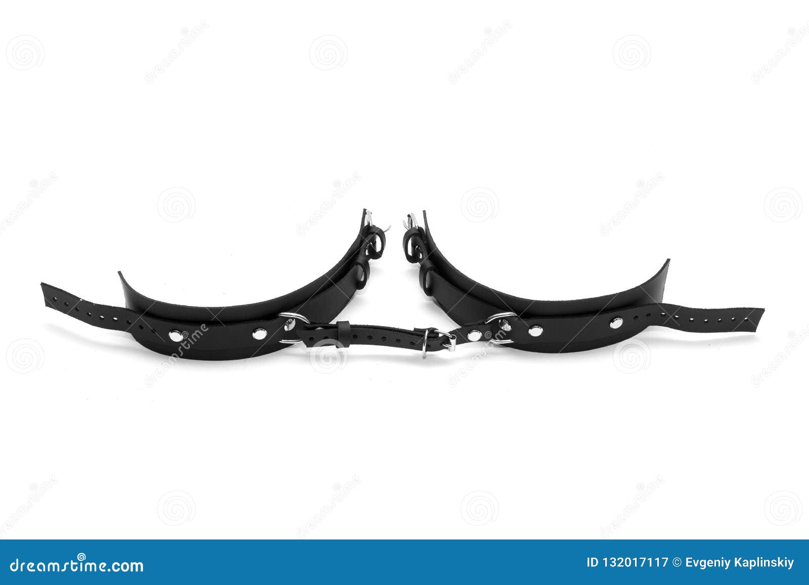 Algemas Pretas Do Couro Isoladas No Fundo Branco Imagem de Stock ...