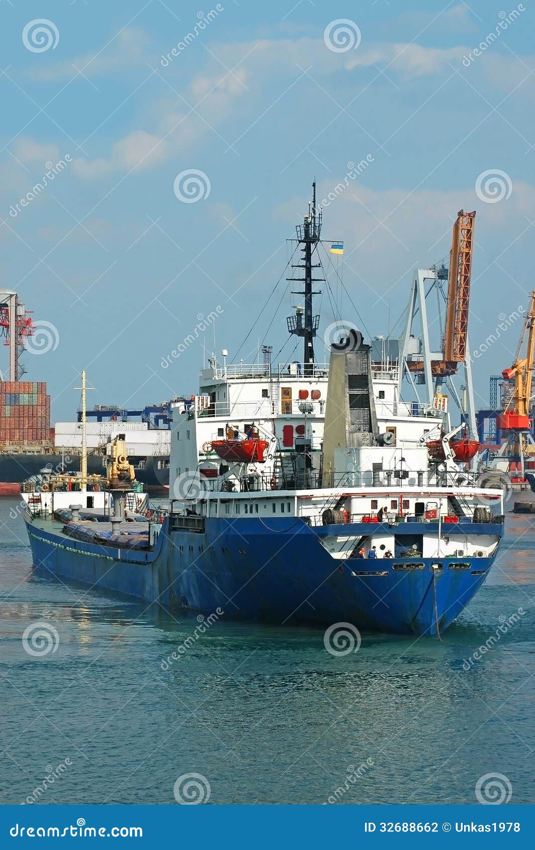 Algemene Vrachtschip En Havenkraan Stock Foto - Image of lading ...