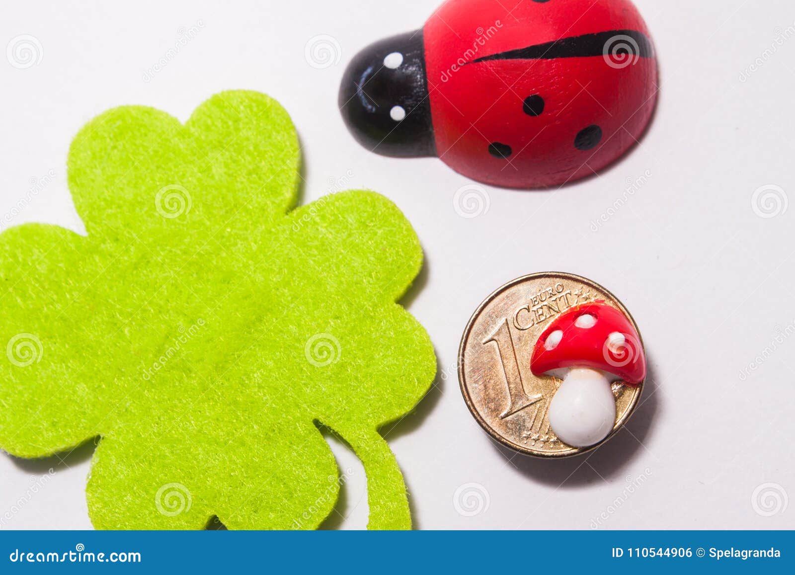 Alguns Símbolos Comuns Da Sorte Em Uma Superfície Branca Foto de Stock ...