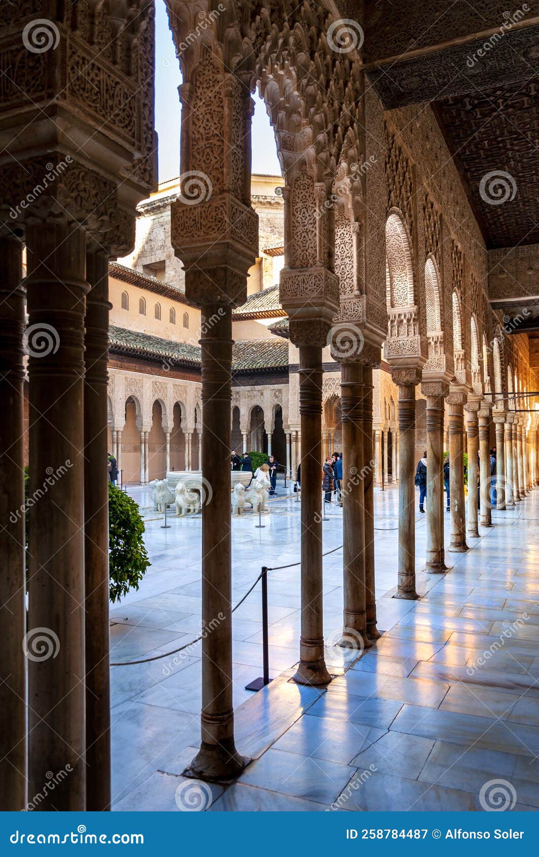 A Alhambra Em Granada Espanha. Colunas Decoradas Fotografia Editorial ...