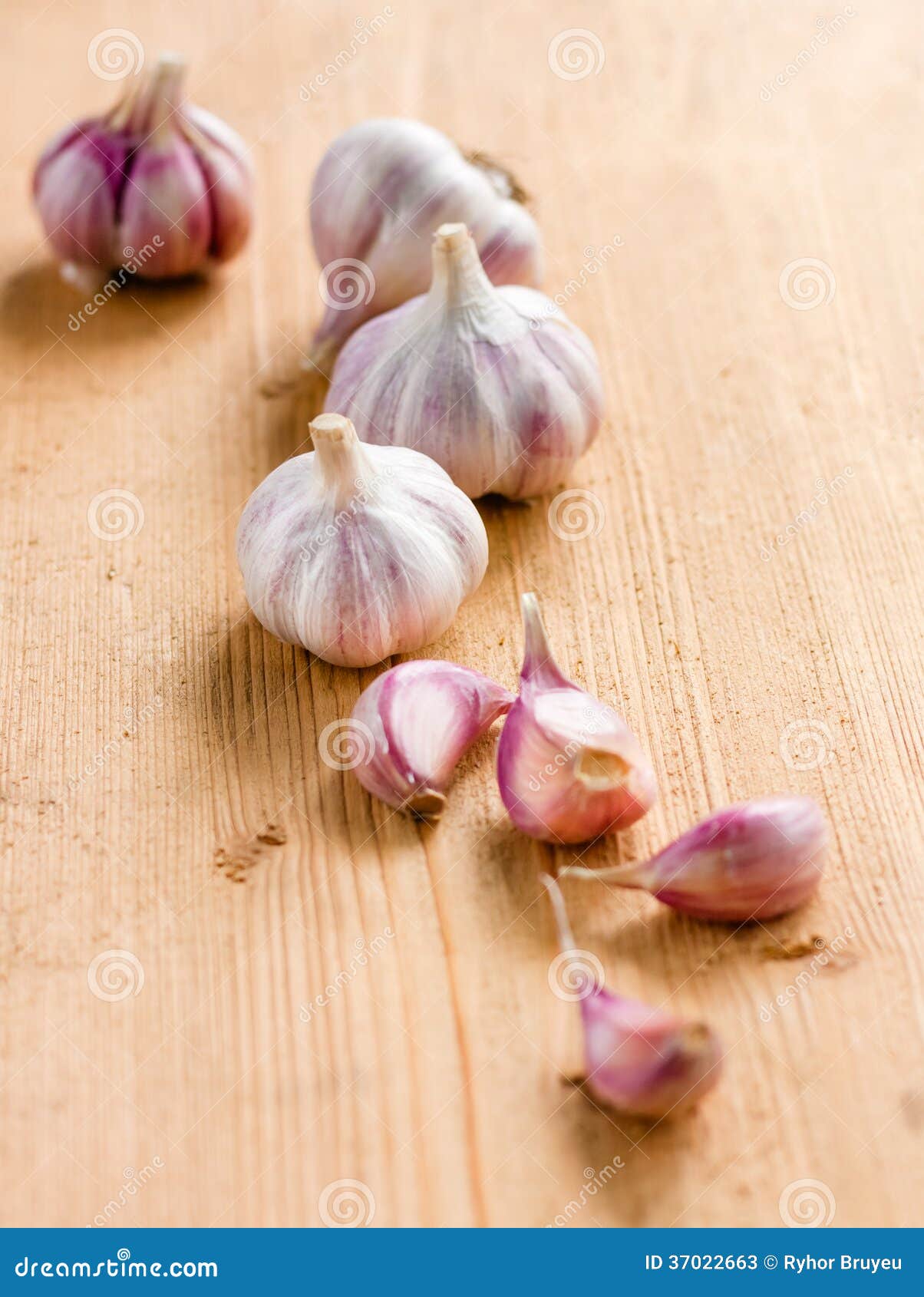 Alho Cru Em Uma Prancha De Madeira Imagem de Stock - Imagem de vegetal ...