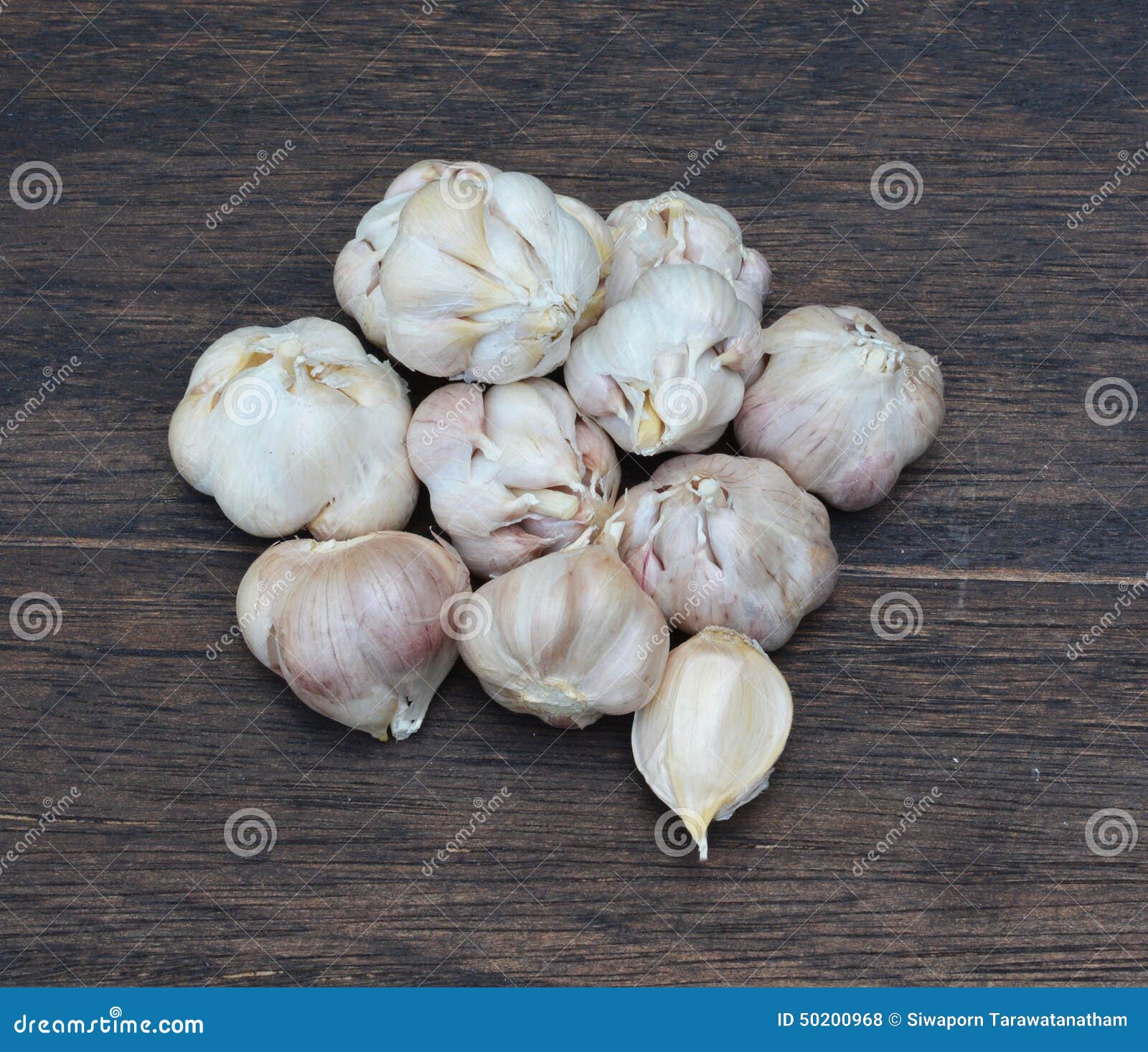 Alho Cru Em Uma Prancha De Madeira Foto de Stock - Imagem de comer ...