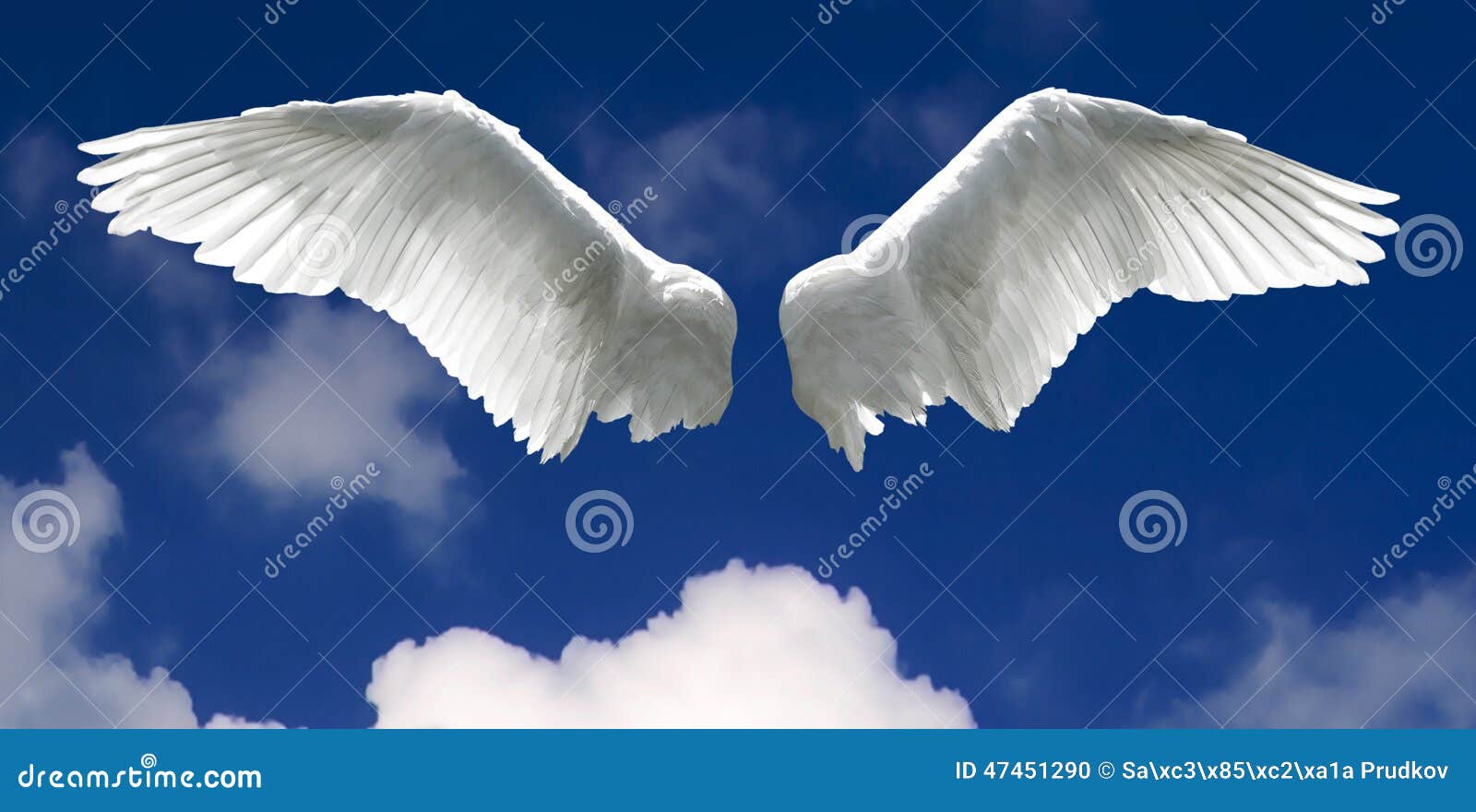 Ali Di Angelo Con Il Fondo Del Cielo Fotografia Stock - Immagine di ...