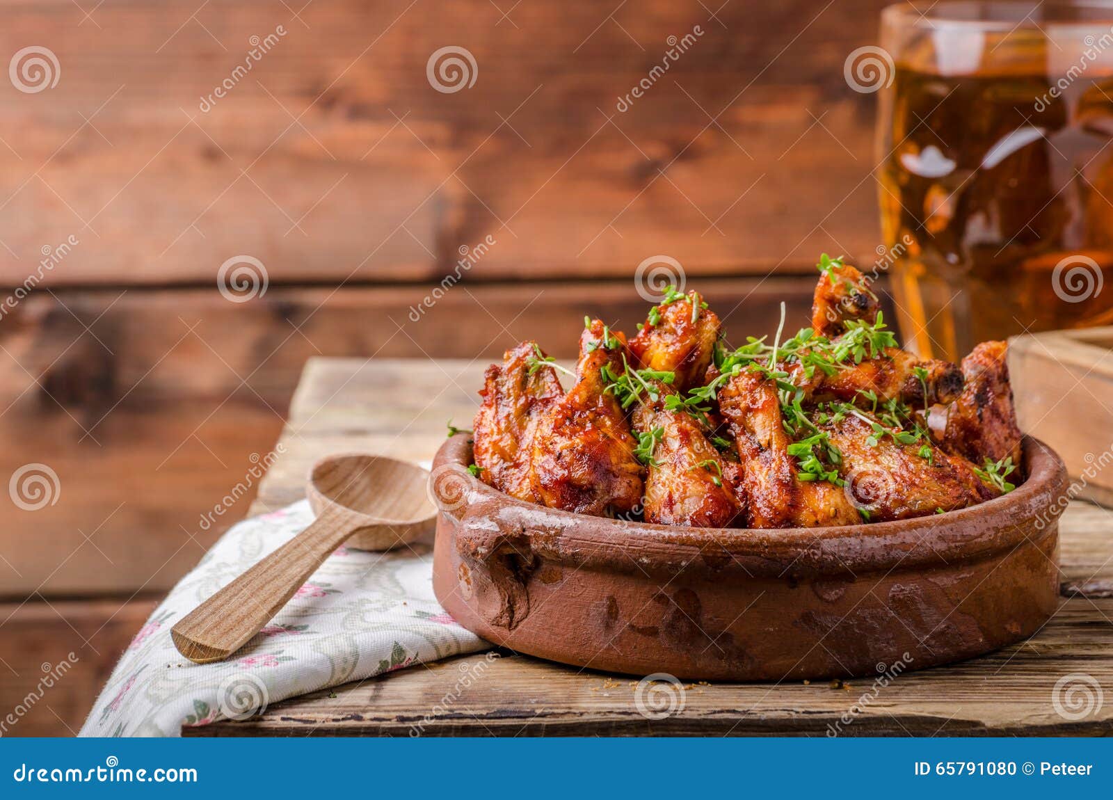 Ali Di Pollo Arrostite Con Birra Fotografia Stock - Immagine di ...