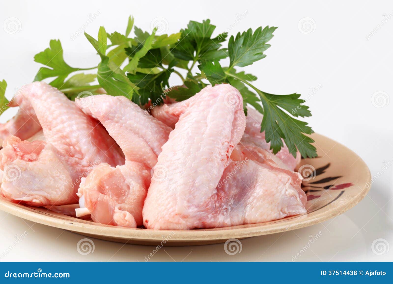 Ali di pollo crude fotografia stock. Immagine di carne - 37514438