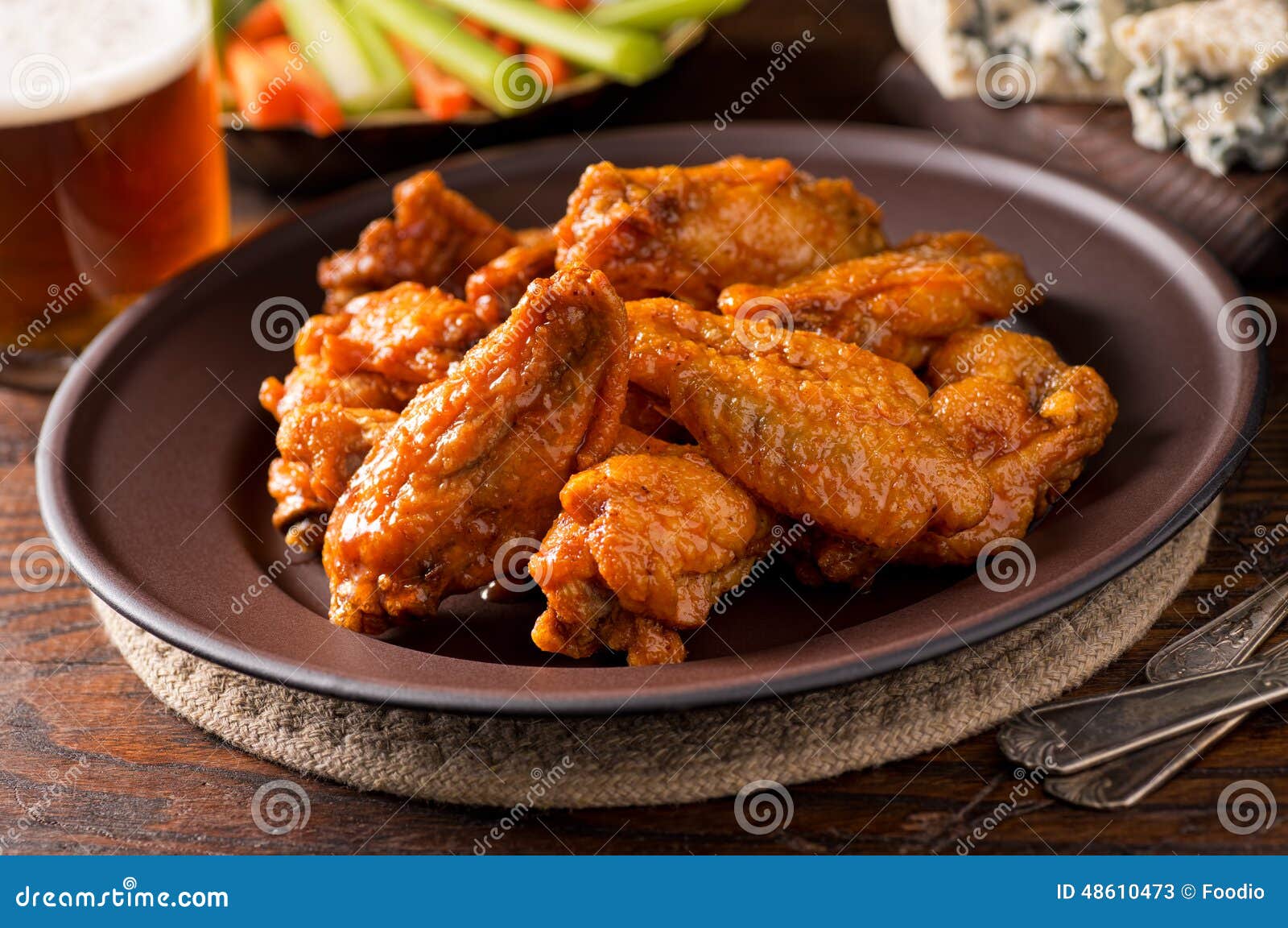 Ali di pollo della Buffalo immagine stock. Immagine di piastra - 48610473