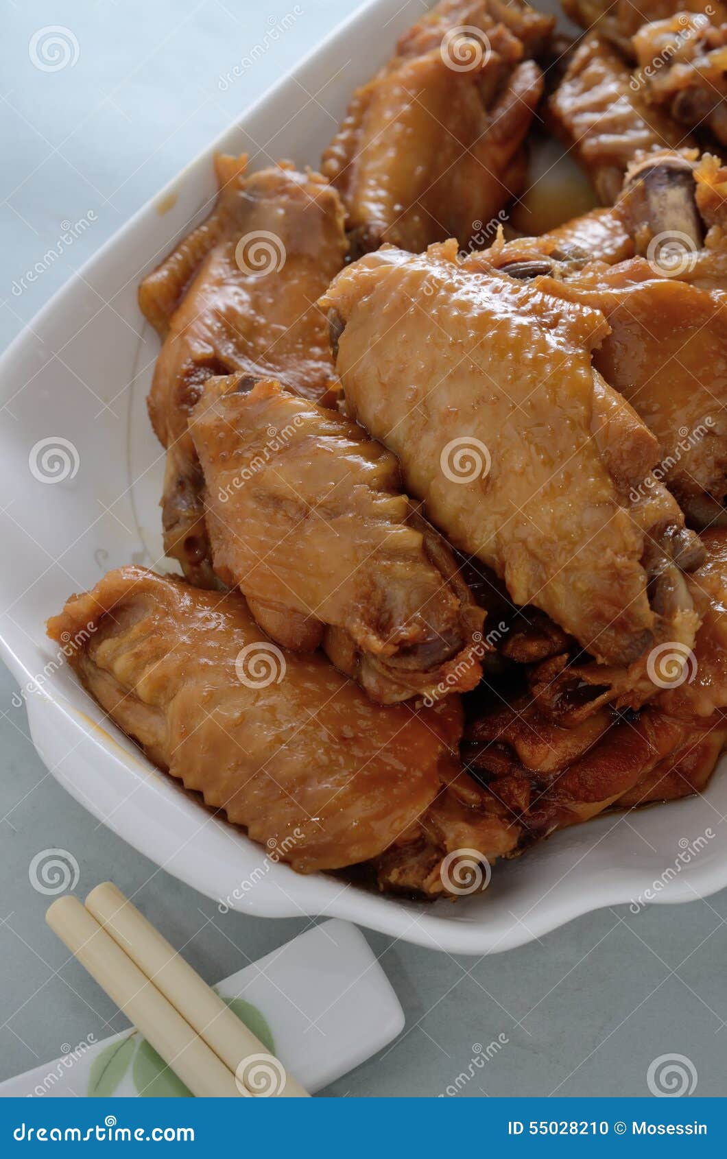 Ali di pollo piccanti fotografia stock. Immagine di cucina - 55028210