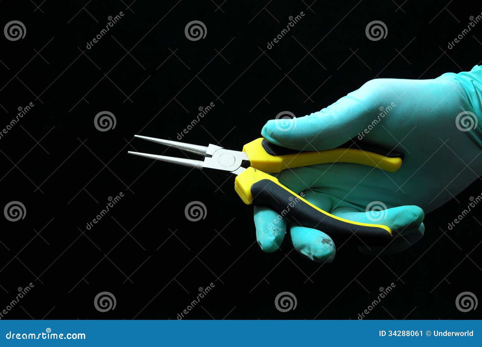 Alicates e uma mão imagem de stock. Imagem de luva, punho - 34288061