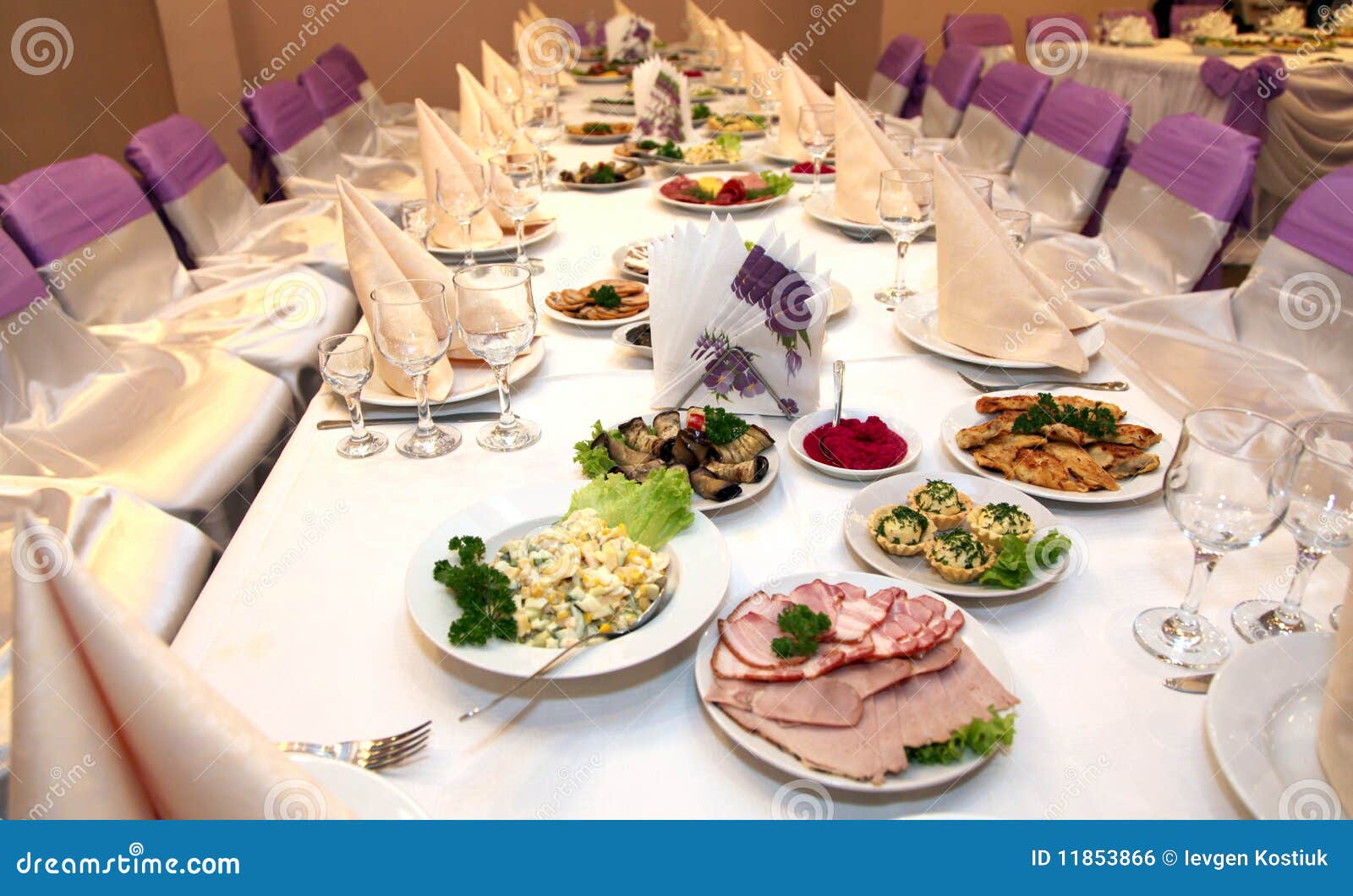 Alimento Alla Tabella Di Banchetto Fotografia Stock - Immagine di ...